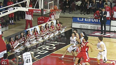 [스포츠]'김종규 결승골' LG, 선두 추격...KGC 6연패 | YTN