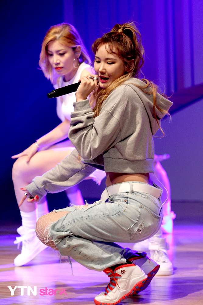 [가요][★포토] EXID, 매혹적인 'L.I.E(엘라이)' 첫 무대 (쇼케이스 현장) | YTN