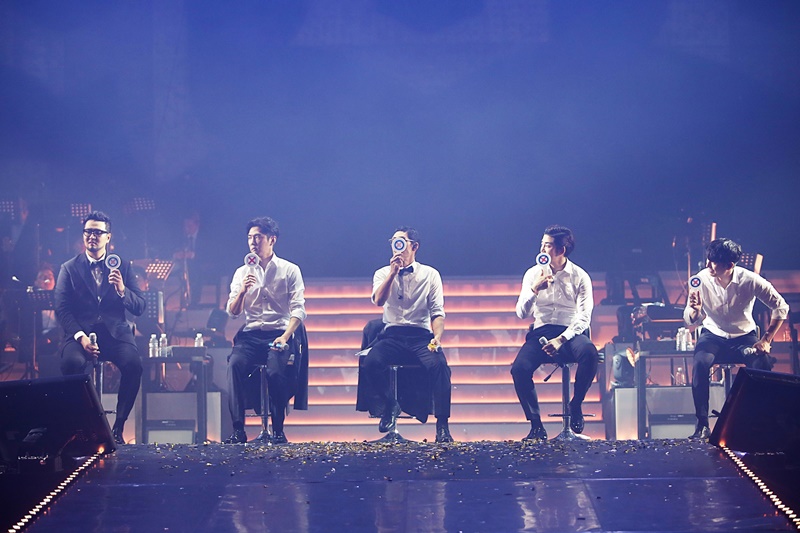 [가요]데뷔 18주년 콘서트서 나온 god 2배속 댄스 | YTN