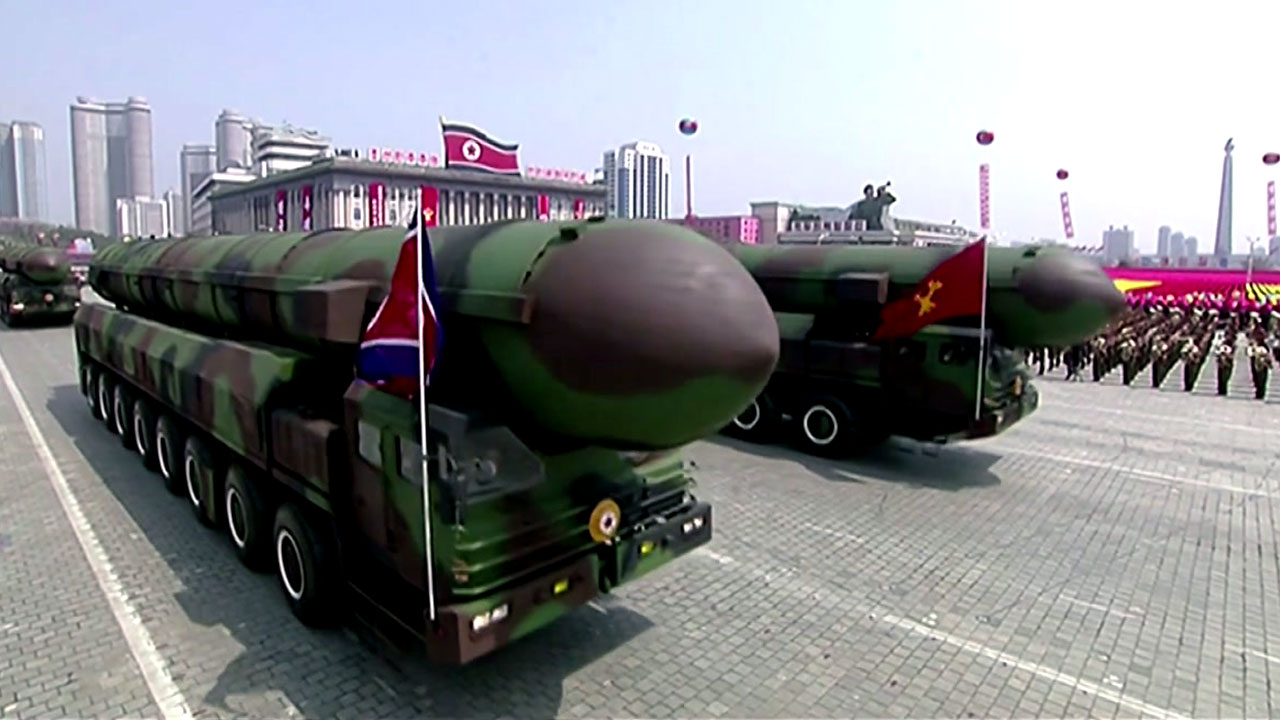 [정치]北, 전략무기 대거 공개...신형 ICBM 추정 미사일·SLBM 첫 선 | YTN
