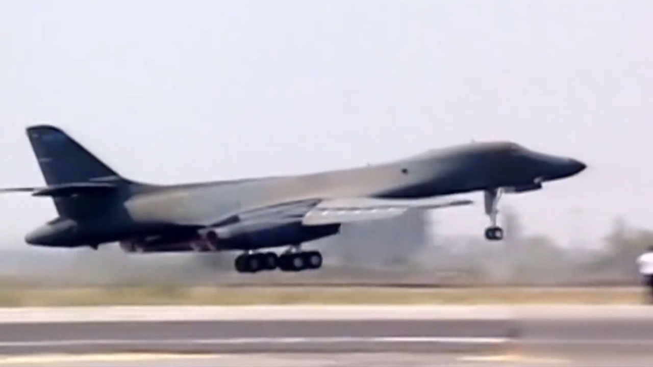 [정치]B-1B 2대 한반도 출격...'웜비어 사망' 대북 경고 | YTN