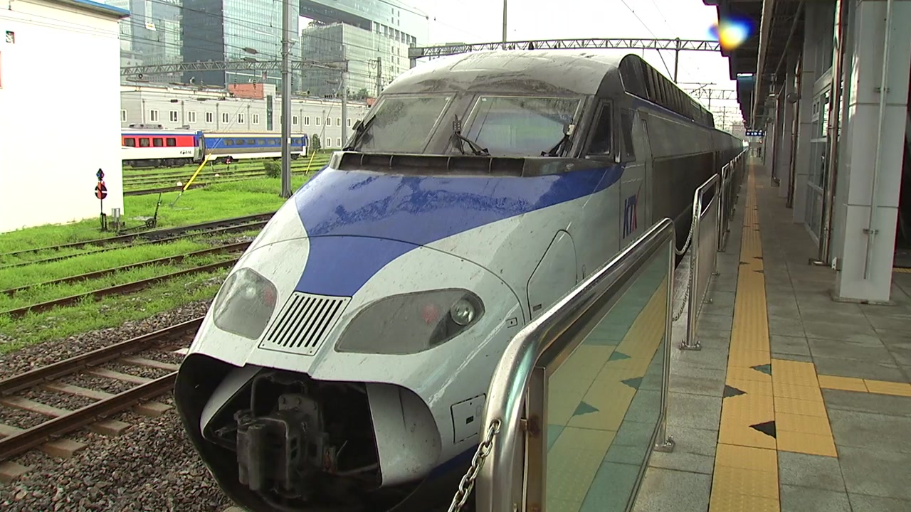 [사회]공항가던 KTX 1시간 반 운행 중단...휴가객 '발 동동' | YTN