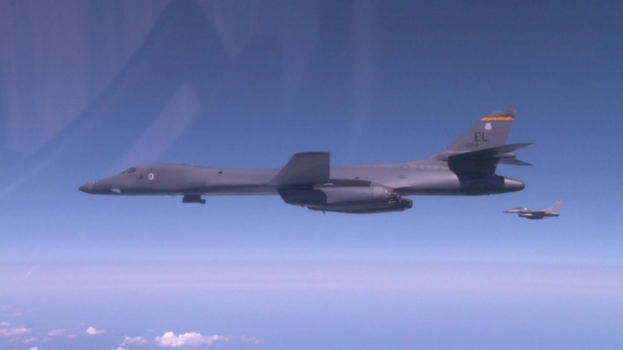 [정치]美 B-1B 폭격기 2대 한반도 야간 출격 | YTN