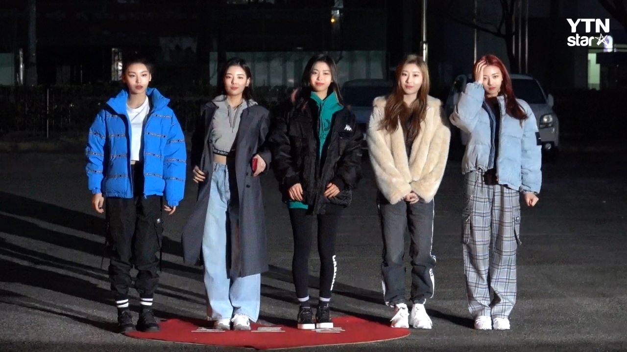 [방송][Y영상] ITZY(있지), ‘신인 같지 않은 신인’ 데뷔 2주차 #뮤뱅 #출근길 | YTN