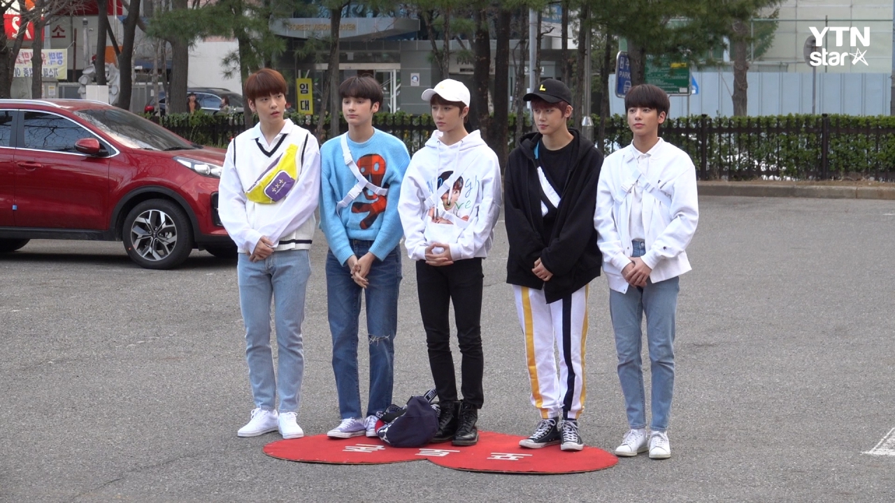[방송][Y영상] TXT, 소년미 넘치는 외모 #뮤뱅 #출근 | YTN