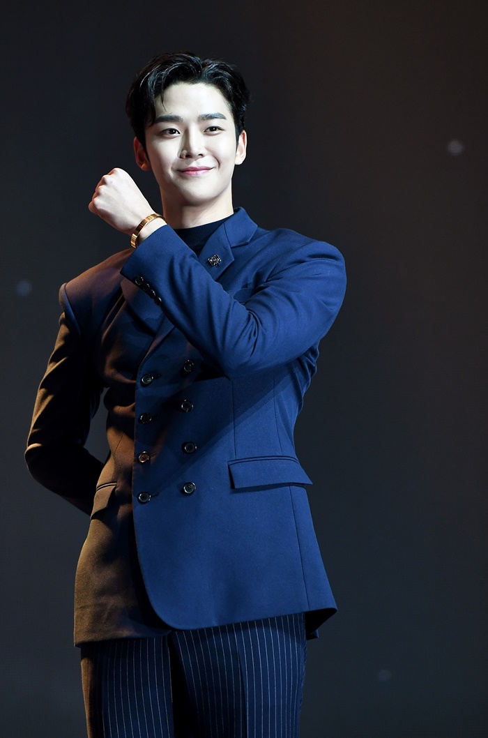 [가요][Y현장] SF9 로운 "'어하루'로 신인상 감사…지켜봐준 멤버들 고마워" | YTN