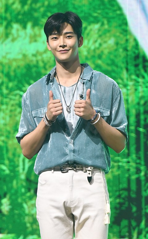 [가요]FNC "SF9 로운, 허리+무릎 통증, 활동 조정 불가피" (공식) | YTN