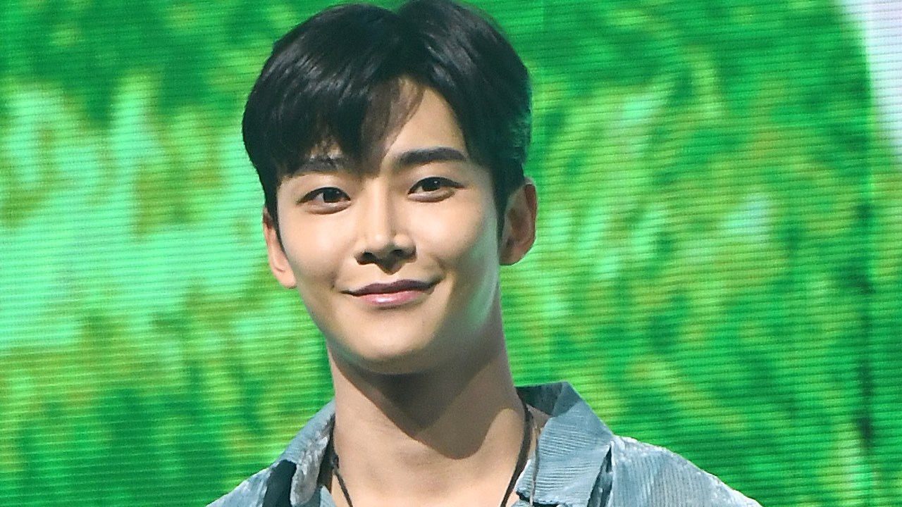 [가요]FNC "SF9 로운, 허리+무릎 통증, 활동 조정 불가피" (공식) | YTN