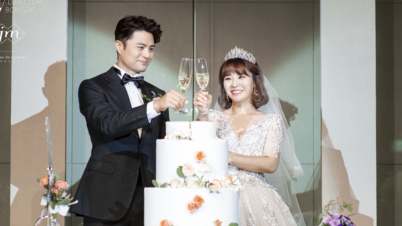 [방송]'50kg 감량 헬스걸' 권미진, 웨딩 본식 화보 공개 | YTN