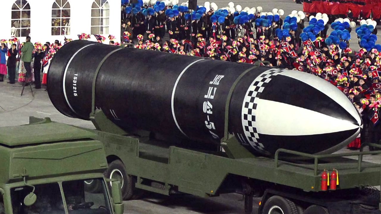 [정치]北 어젯밤 열병식 개최...'북극성-5형' 추정 신형 SLBM 공개 | YTN