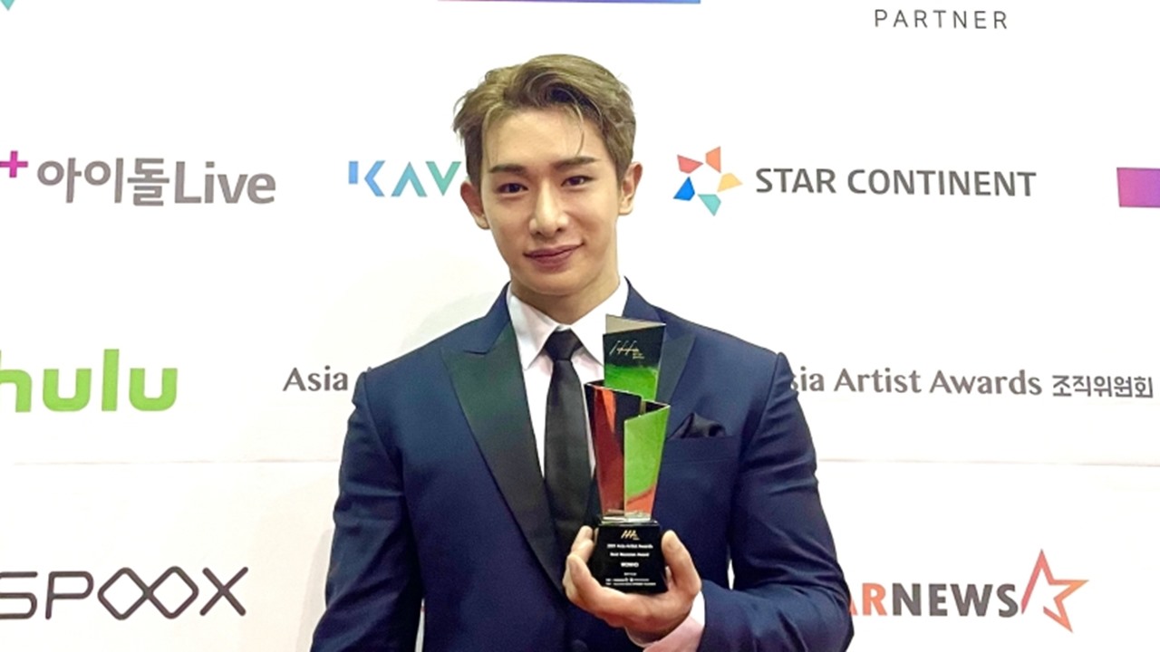 [가요]원호, ‘2021 AAA’ 베스트 뮤지션상 수상 “큰 힘 돼준 위니 사랑해” | YTN