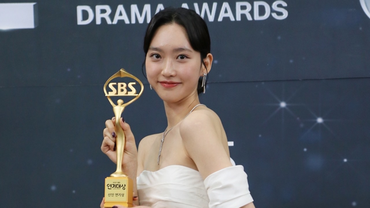 [방송]‘2021 SBS 연기대상’ 한지현, 생애 첫 신인상 수상 | YTN