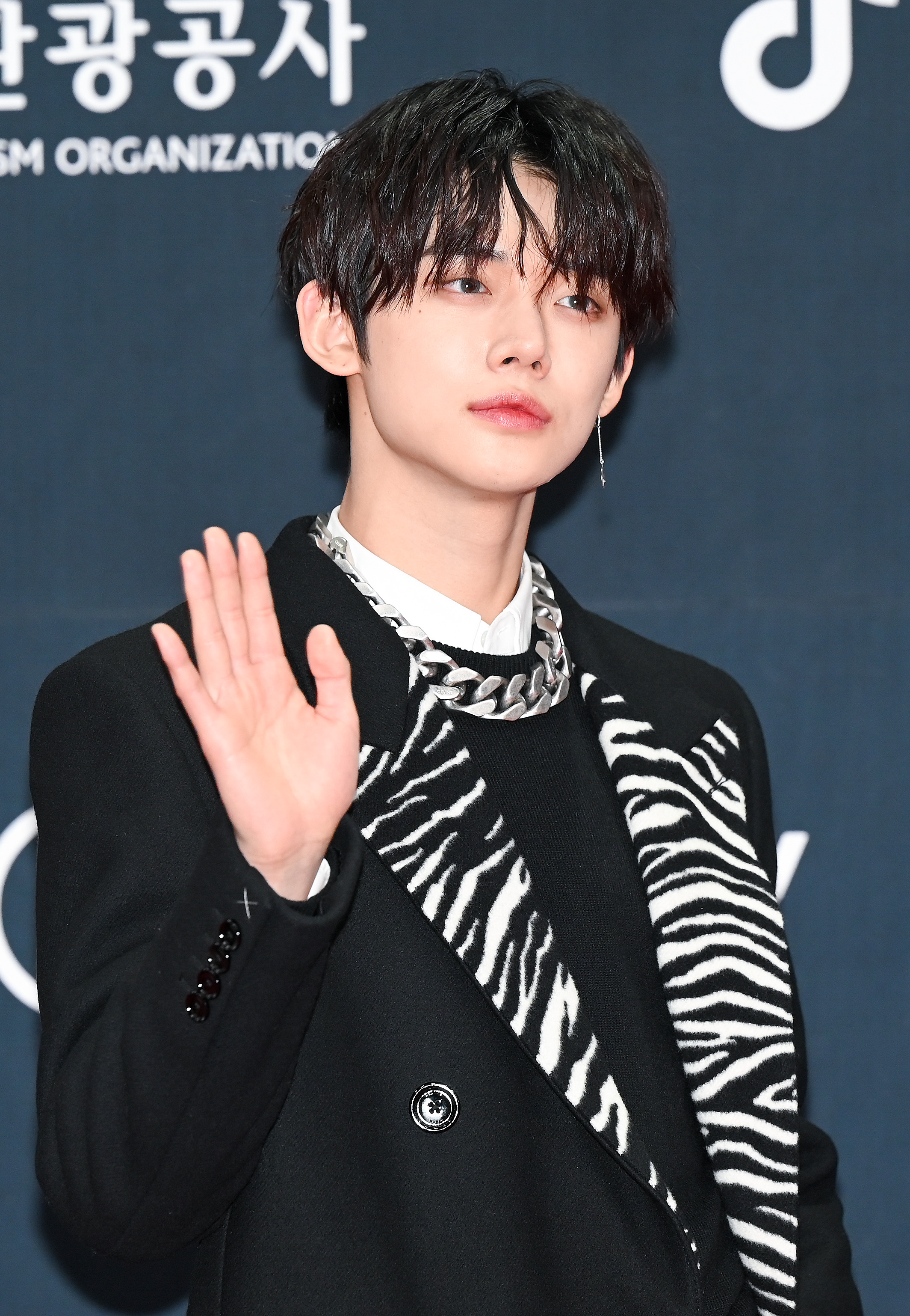 [가요]TXT 연준 코로나19 확진 "미열·경미한 인후통 느껴" (공식입장) | YTN