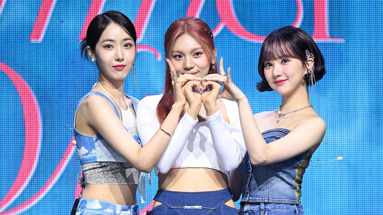 [가요][Y현장] VIVIZ “이번 앨범 청량함+감성 모두 잡았다” | YTN