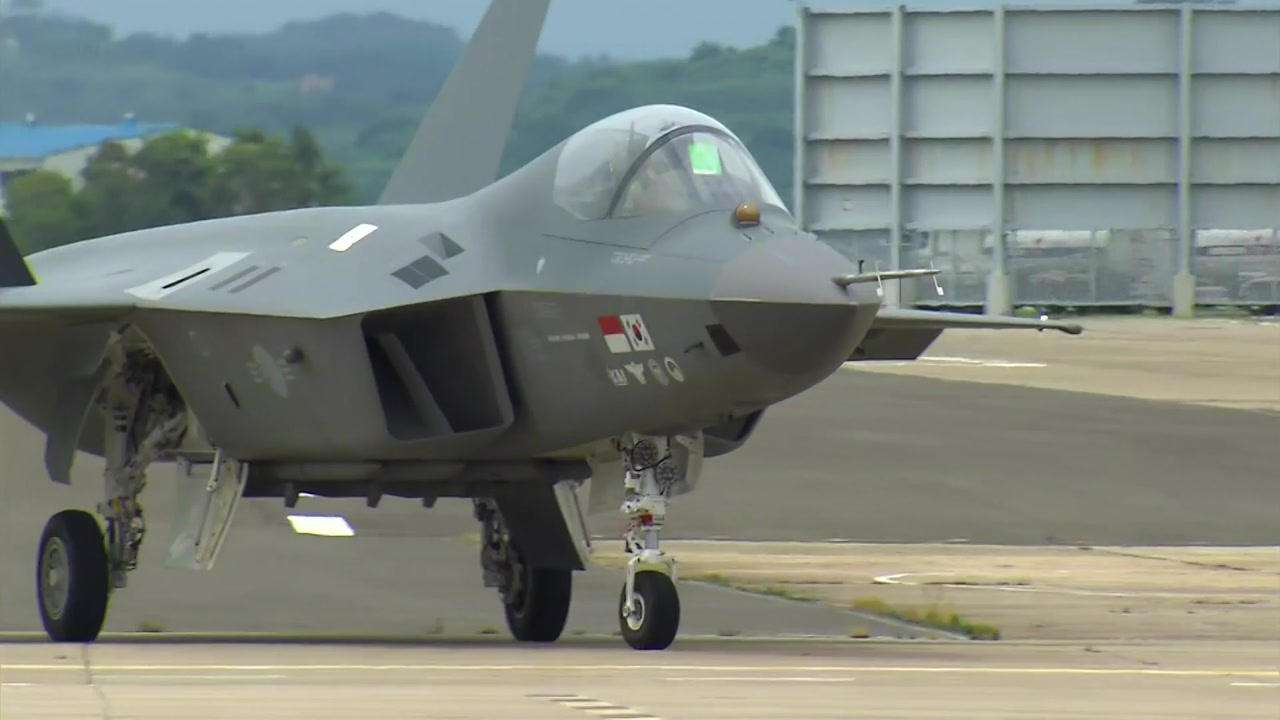[정치]국산 전투기 KF-21 보라매, 오늘 오후 첫 시험 비행 | YTN