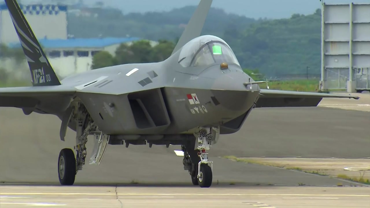 [정치]국산 전투기 KF-21 보라매, 첫 시험 비행 성공...30여 분 비행 | YTN