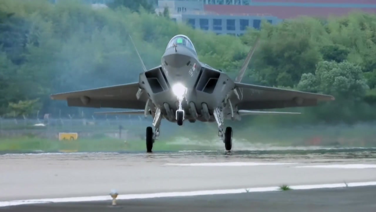 [정치]국산 전투기 KF-21, 첫 시험 비행 성공...33분 날았다 | YTN