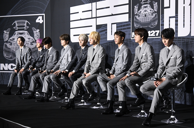 [Y현장] "네오하게 돌아왔다"...NCT 127, 1년만의 컴백 '질주' (종합) | YTN