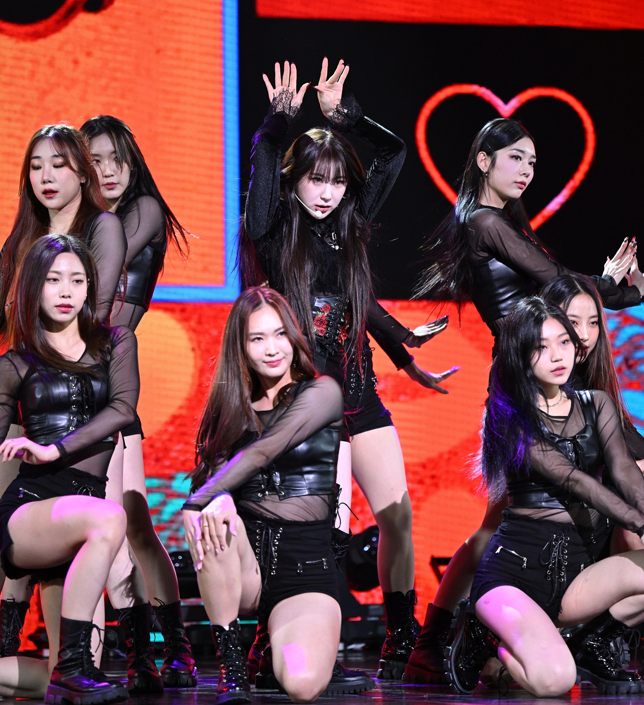 [Y현장] "채널고정 가수 되고파"...이채연, MZ 뱀파이어의 세계관을 열다 (종합) | YTN