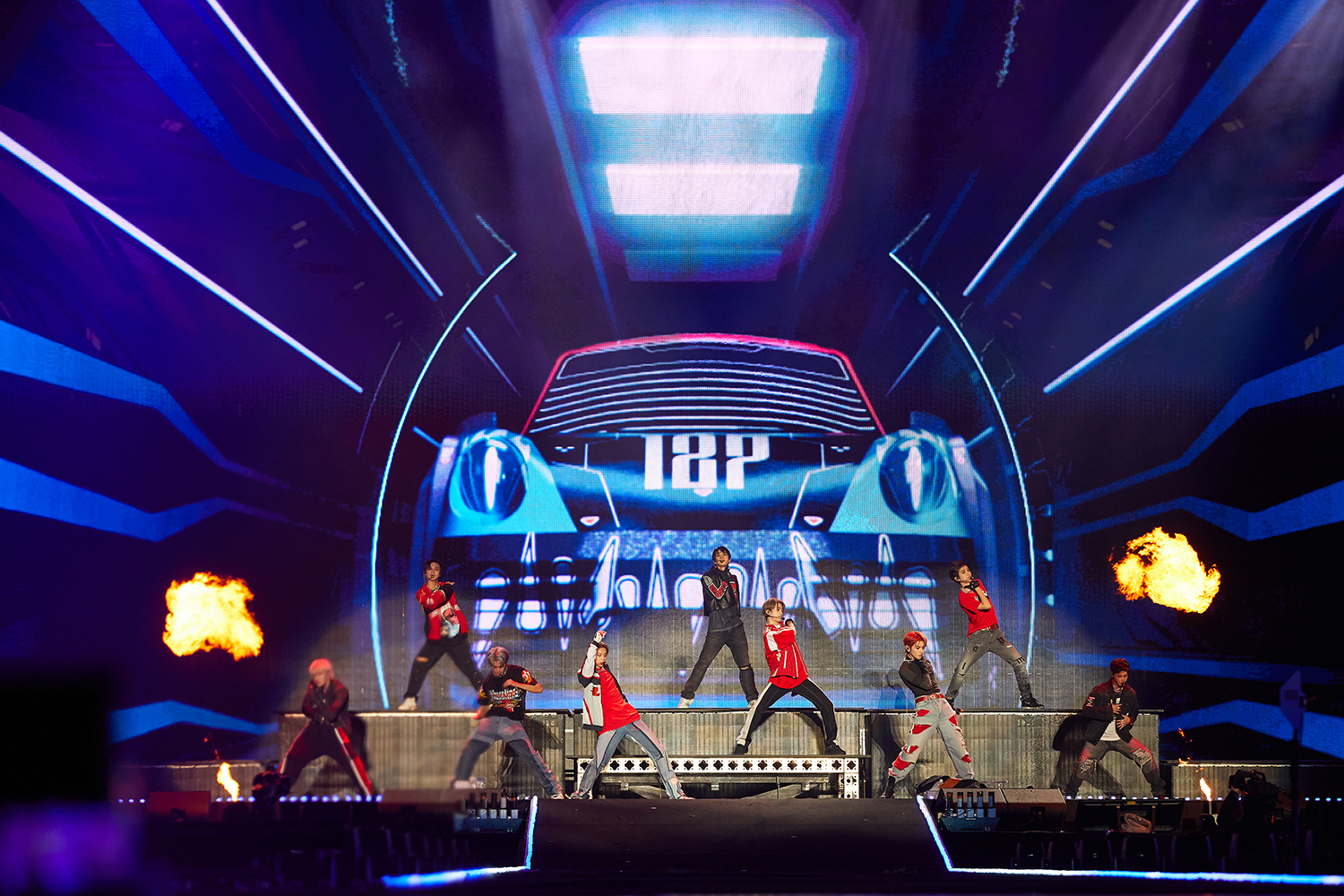 [Y현장][Y리뷰] 주경기장 공연다웠다…NCT 127, 역대급 스케일로 잠실벌 압도 (종합) | YTN