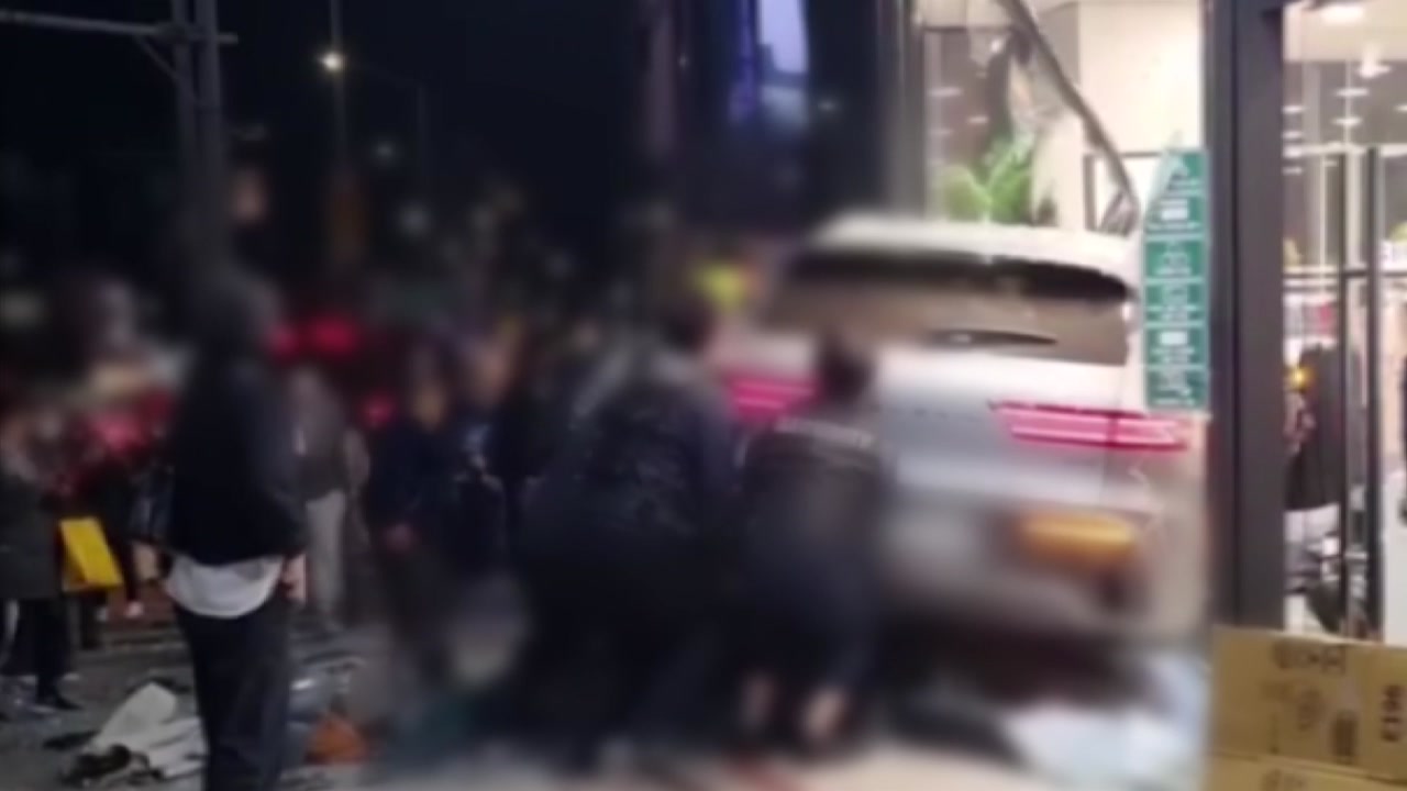 [사회]인도로 돌진한 SUV에 치여 60대 여성 사망 | YTN