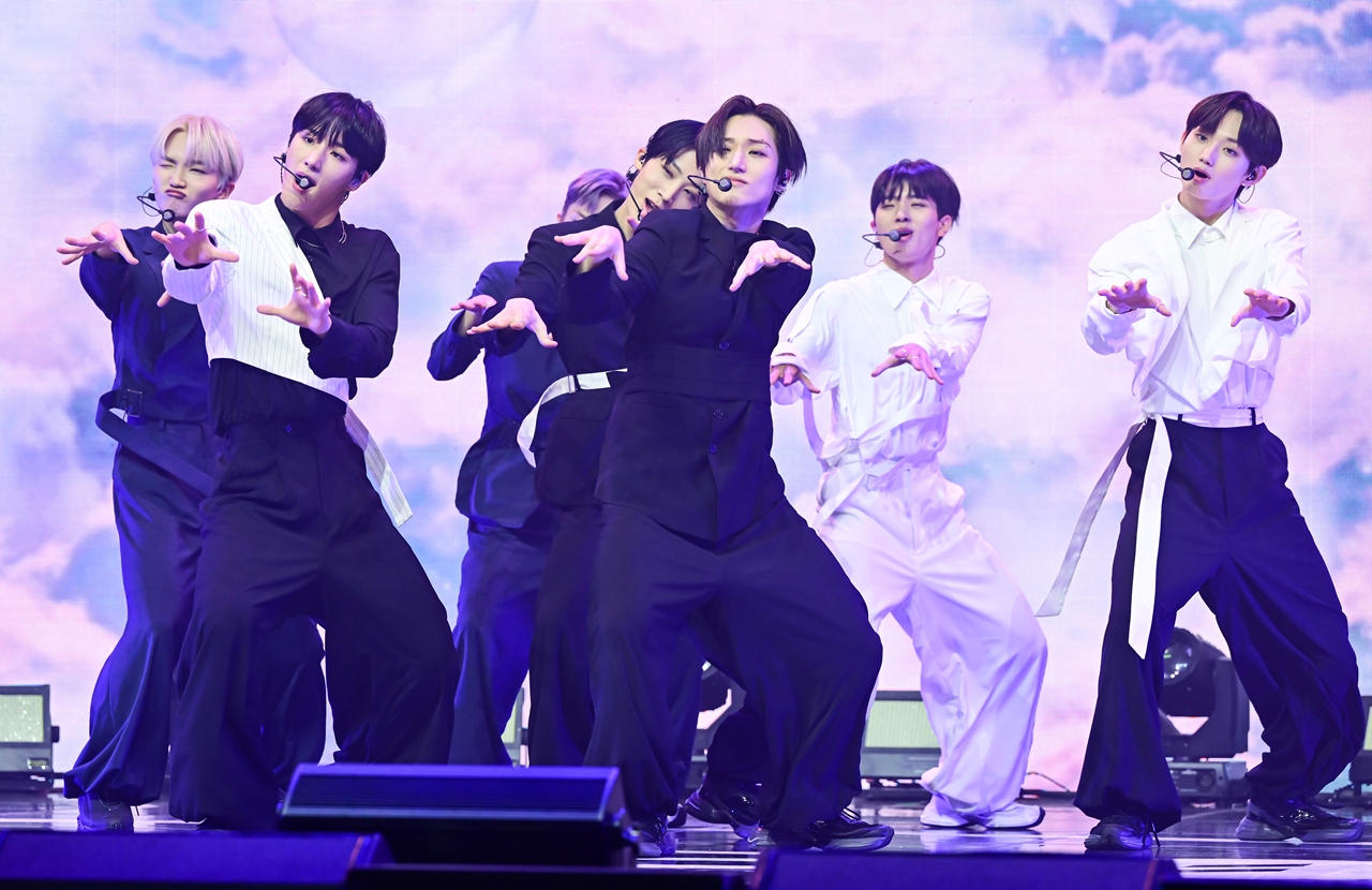 [Y현장] '갓포먼스 그룹' ATBO, 신인의 패기 넘치는 '애티튜드'로 컴백 (종합) | YTN