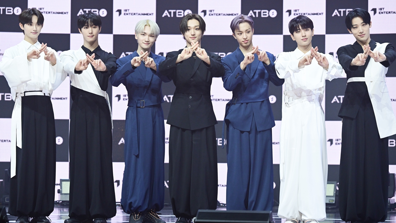 [Y현장] '갓포먼스 그룹' ATBO, 신인의 패기 넘치는 '애티튜드'로 컴백 (종합) | YTN
