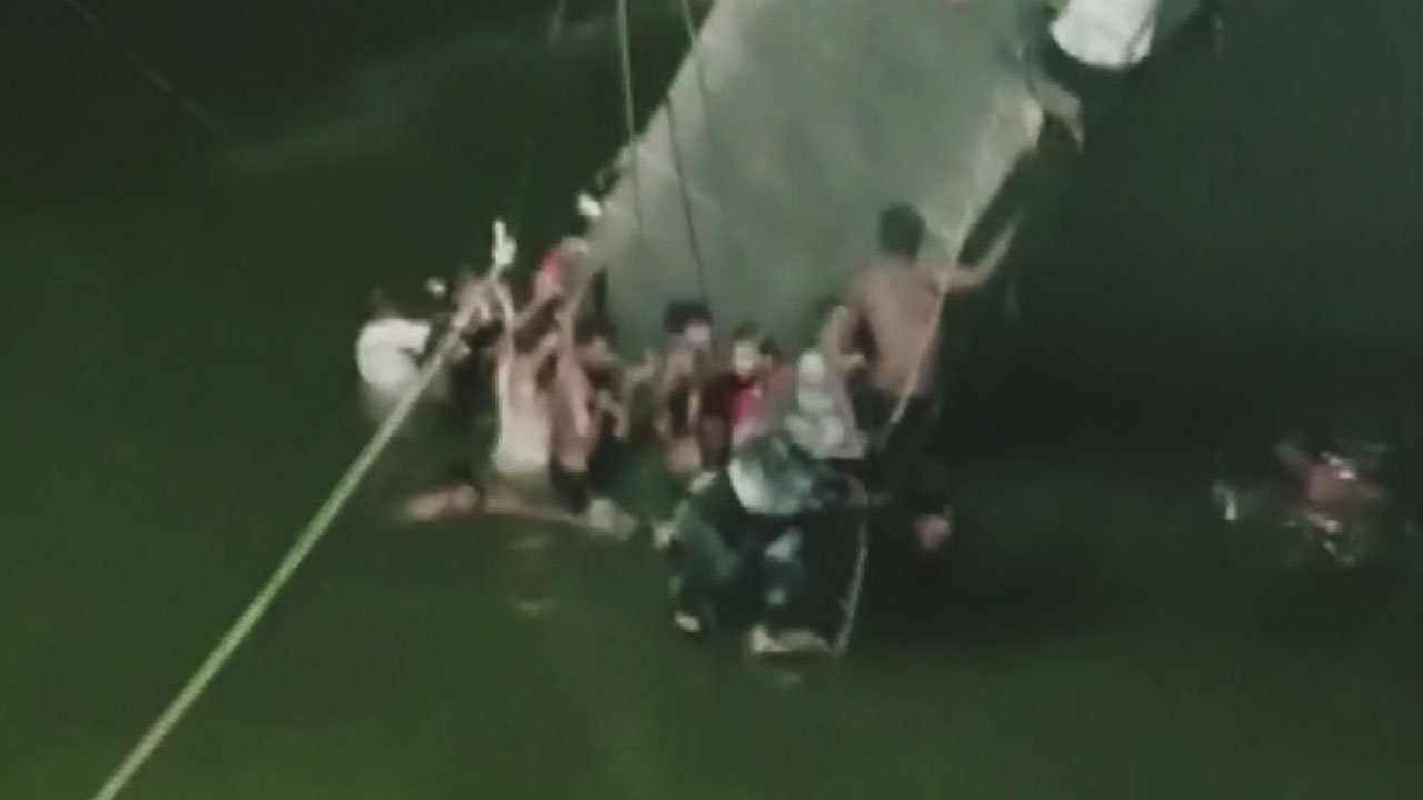 [국제]인도에서 다리 무너져 130여 명 사망..."부실한 안전 승인 탓" | YTN