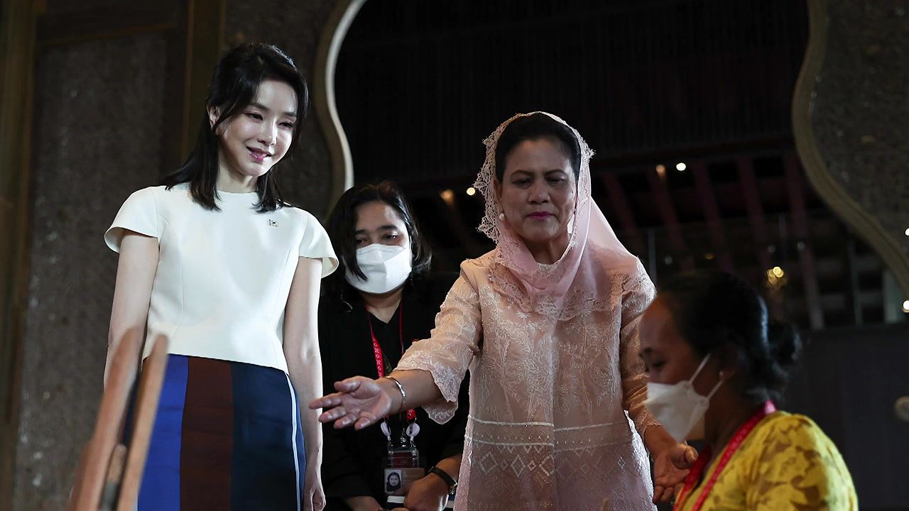 [정치]김건희 여사, 발리서 G20 정상 배우자 프로그램 참석 | YTN