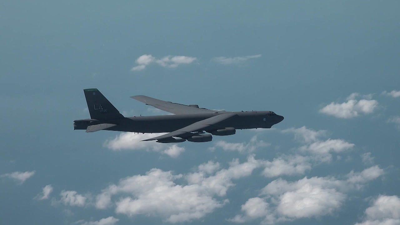 [정치]'현존 최강' 美 F-22, 전략폭격기 B-52와 한반도서 훈련 | YTN