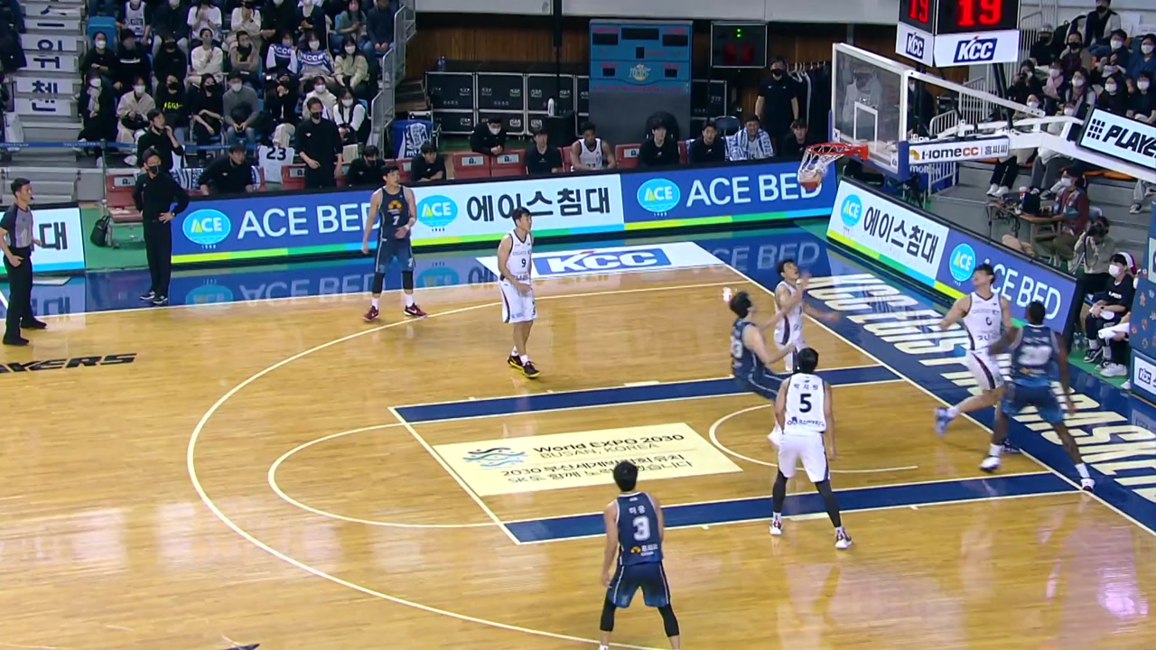 [스포츠]'라건아 골밑 장악' KCC, kt에 완승 | YTN