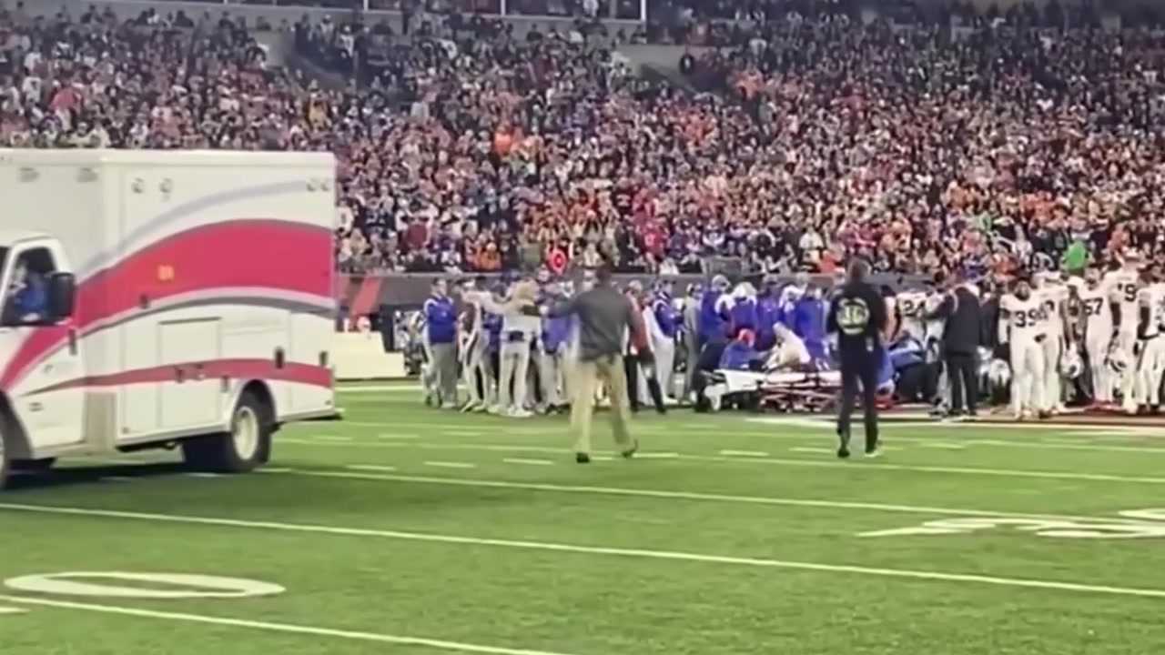 [스포츠]NFL 선수 충돌 후 의식불명...심폐소생술에도 "현재 위중" | YTN