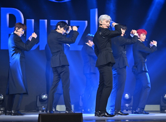 [Y현장] SF9 “6개월만에 컴백, 팬들 만날 생각에 설레” | YTN