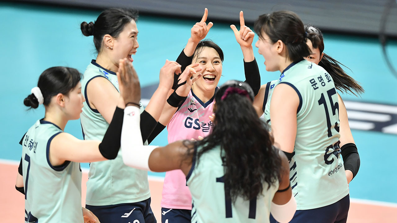 [스포츠]'셧아웃 승리' GS칼텍스, 3위 도로공사 '승점 1점 차' 추격 | YTN