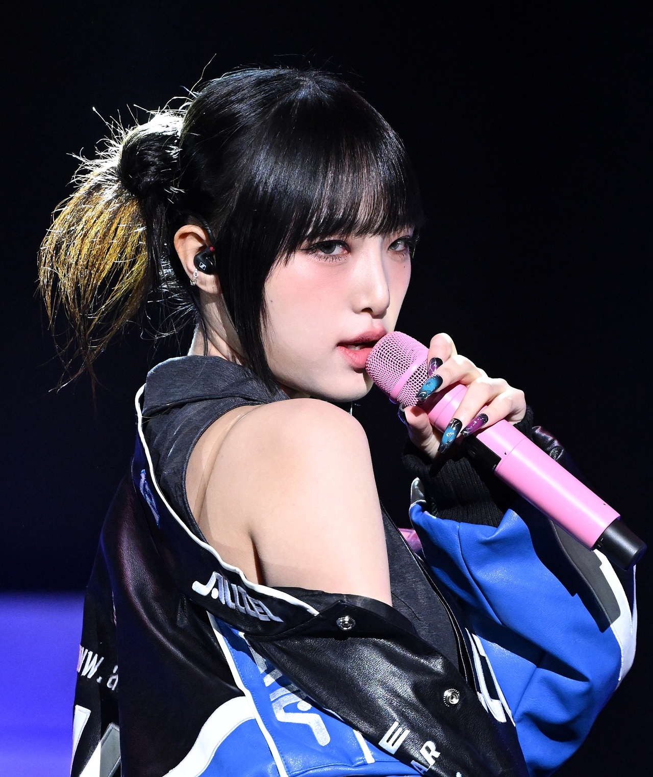 [Y현장] 귀여움 벗은 최예나, 비오 손 잡고 신곡 'Love War'로 컴백 (종합) | YTN