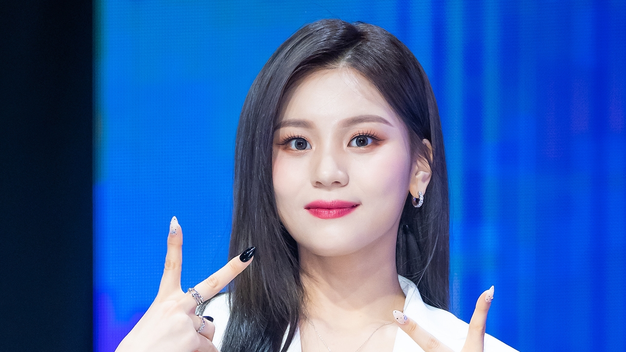 [Y현장] VIVIZ(비비지) 엄지 "전체적으로 새로운 앨범, 무대 재밌고 즐거워" | YTN