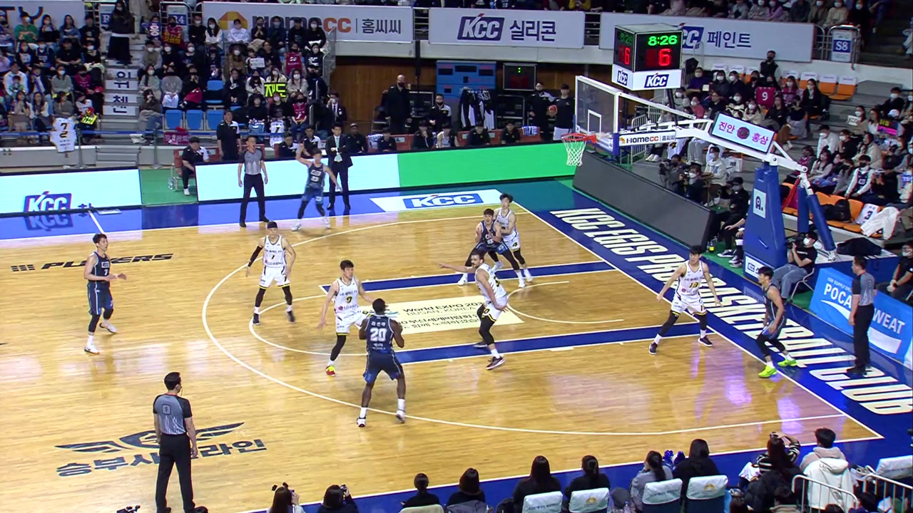 [스포츠]'라건아 32점' KCC, LG 5연승 저지하고 5연패 탈출 | YTN