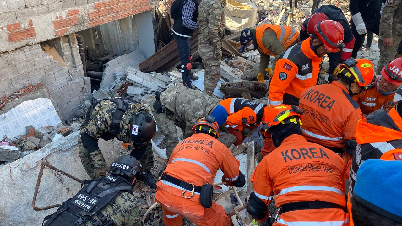 [정치]한국 긴급구호대, 65살 여성 등 3명 추가 구조...총 8명 | YTN