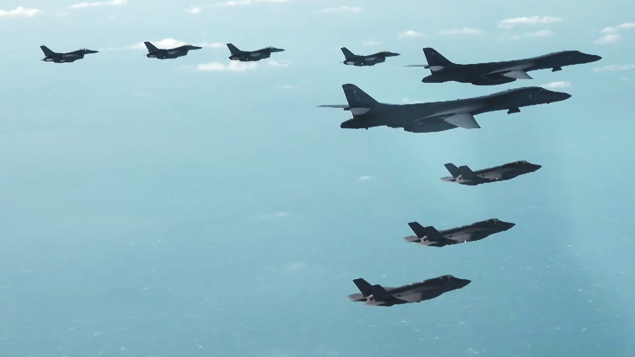 [정치]美 B-1B 전략폭격기 한반도 출격...北 ICBM 도발에 맞대응 | YTN