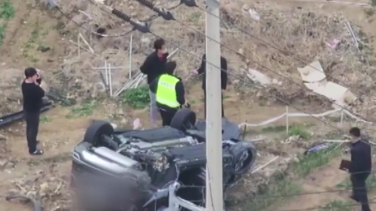 [전국]3층 높이 아파트 주차장서 SUV 추락...2명 부상 | YTN