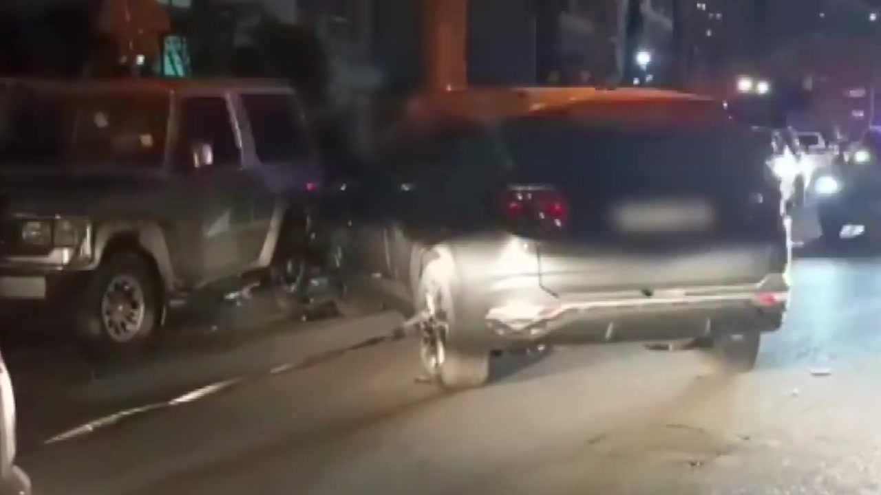 [전국]경북 칠곡에서 SUV가 주차된 차 4대 들이받고 뺑소니 | YTN