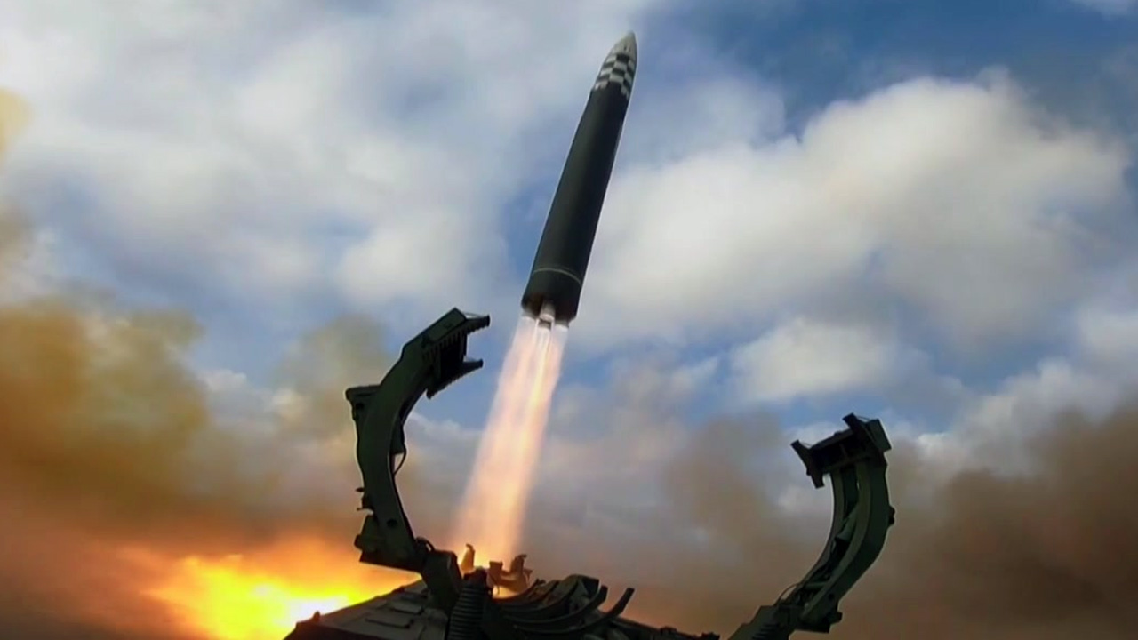 [정치]北, 동해로 '화성-17형' 추정 ICBM 발사...한일회담 겨냥 관측 | YTN