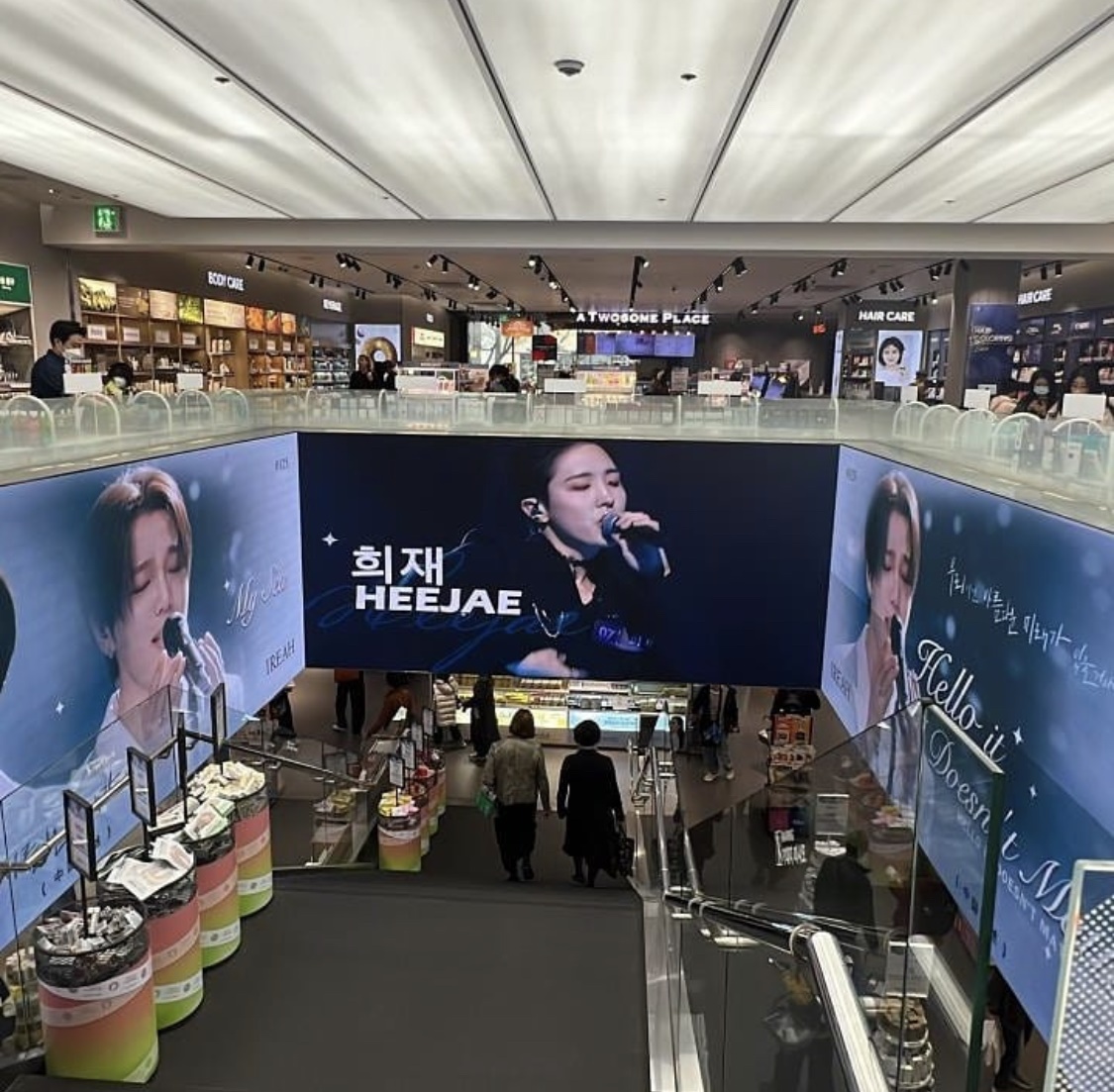 [Y이슈] 전국 매장 2000개 전광판 싹쓸이…'피크타임' 팬덤 화력 전쟁 | YTN