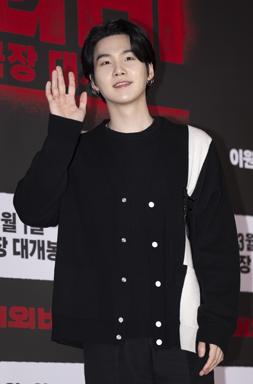 [가요]BTS 슈가, 아이유 손잡고 日 오리콘 1위 차지 | YTN