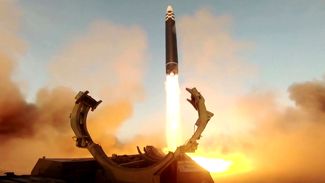 [정치]北, 신형 탄도미사일 시험발사...고체연료 ICBM 가능성 | YTN