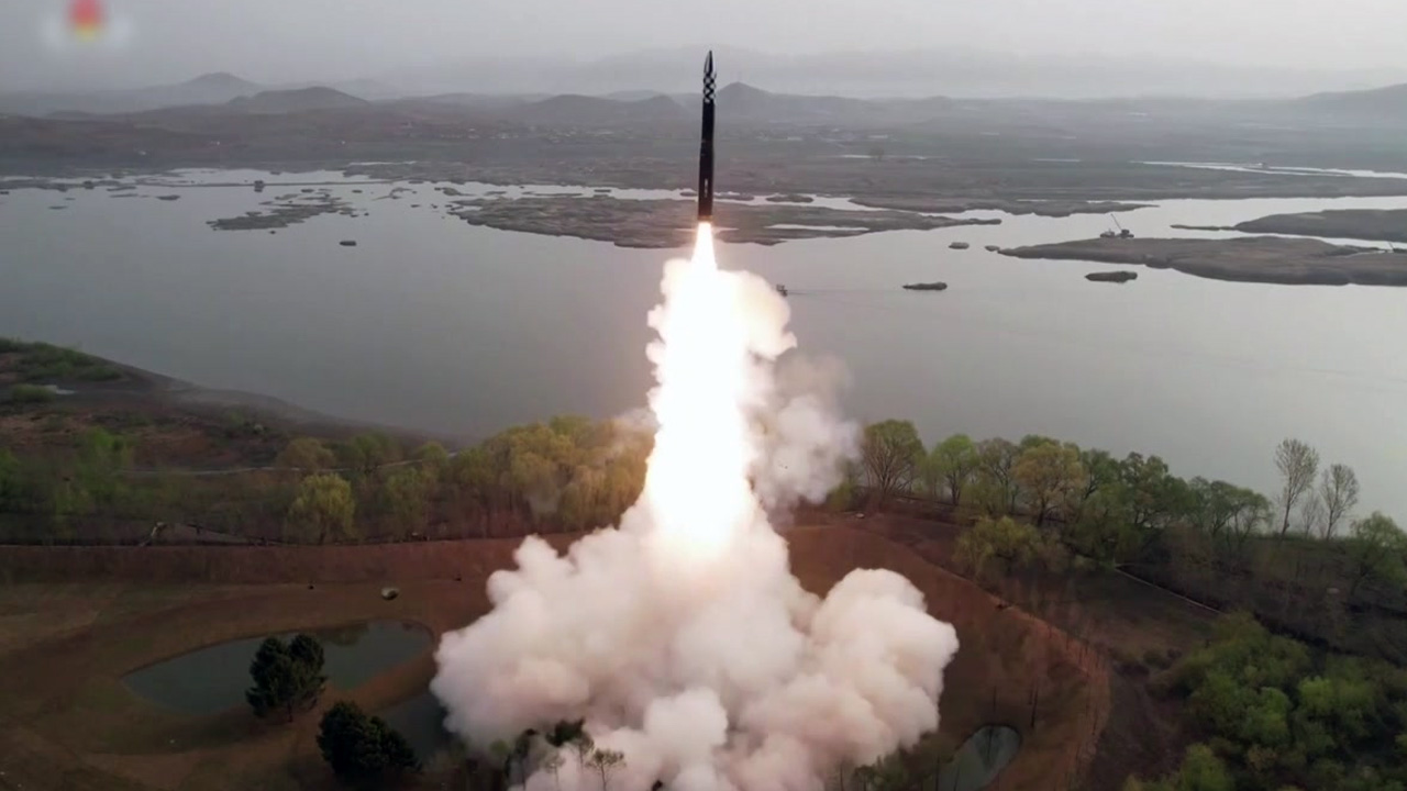 [정치]北, 고체연료 ICBM 발사 영상 공개..."공포 시달리게 할 것" | YTN