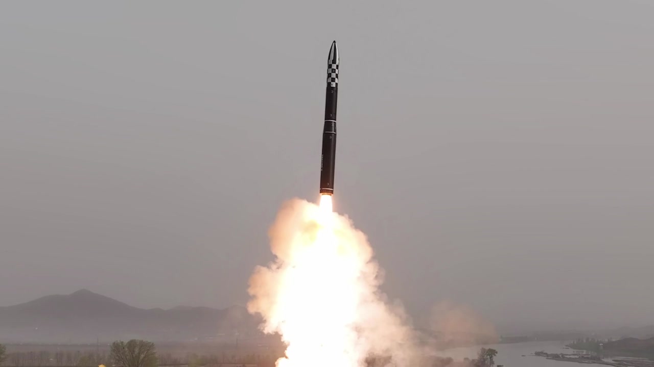 [정치]고체연료 ICBM 성공한 北...중장거리 미사일 재편하나 | YTN
