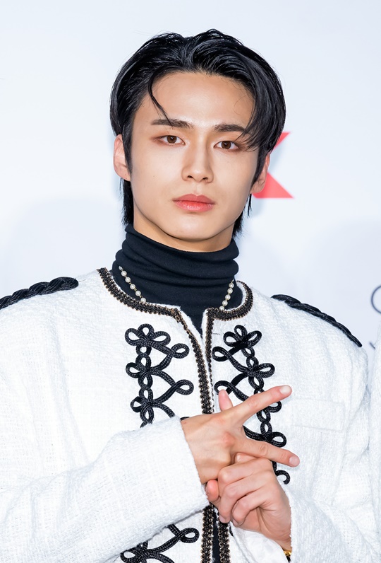 [가요]‘JMS 신도 논란’ DKZ 경윤 활동 중단, 소속사 “불안장애·사회공포증 소견” | YTN