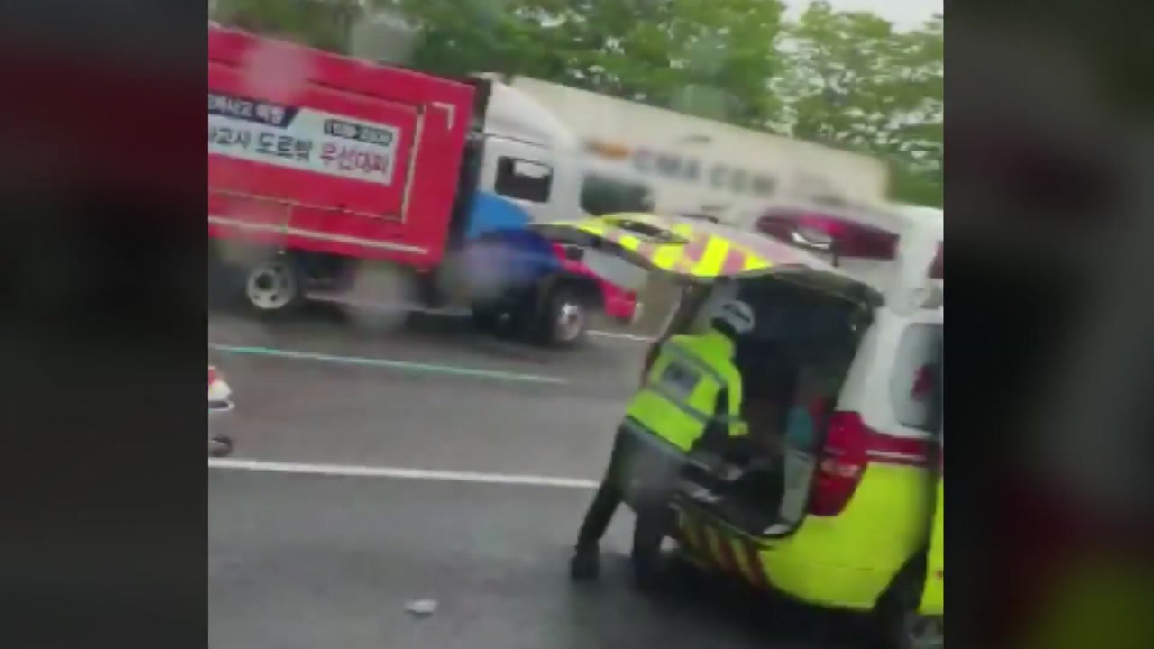 [사회]고속도로에서 청소차 들이받은 소형 SUV...1명 중상 | YTN