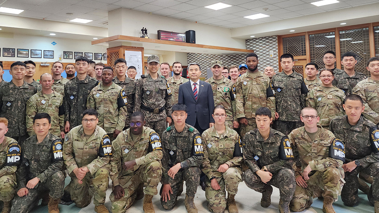 [정치]이종섭, JSA 경비대대 방문..."한미동맹 새로운 70년 주역되길" | YTN